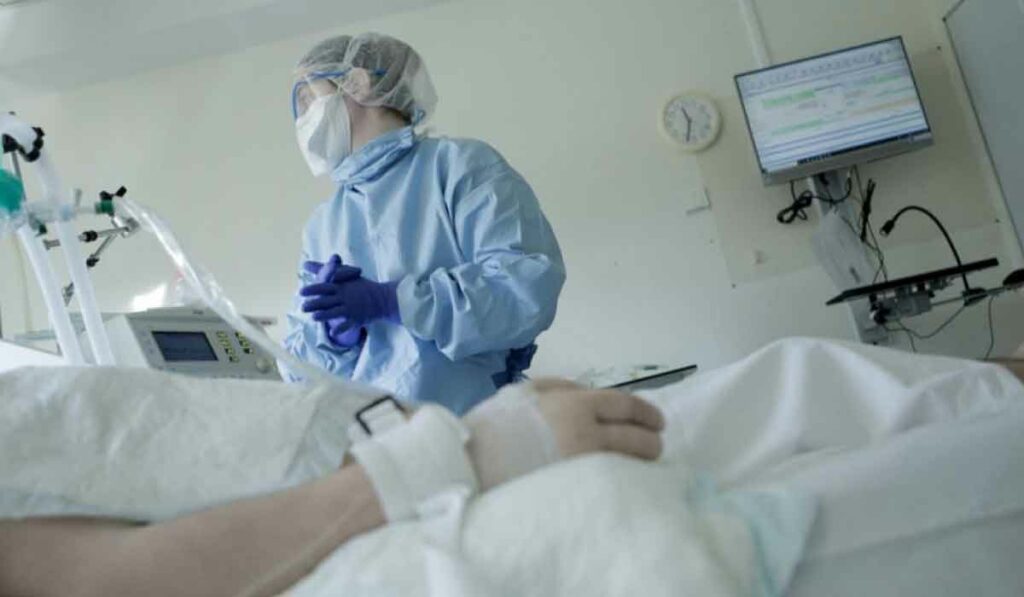 O asistenta continua sa lucreze la ATI desi are cancer in stadiul IV ...