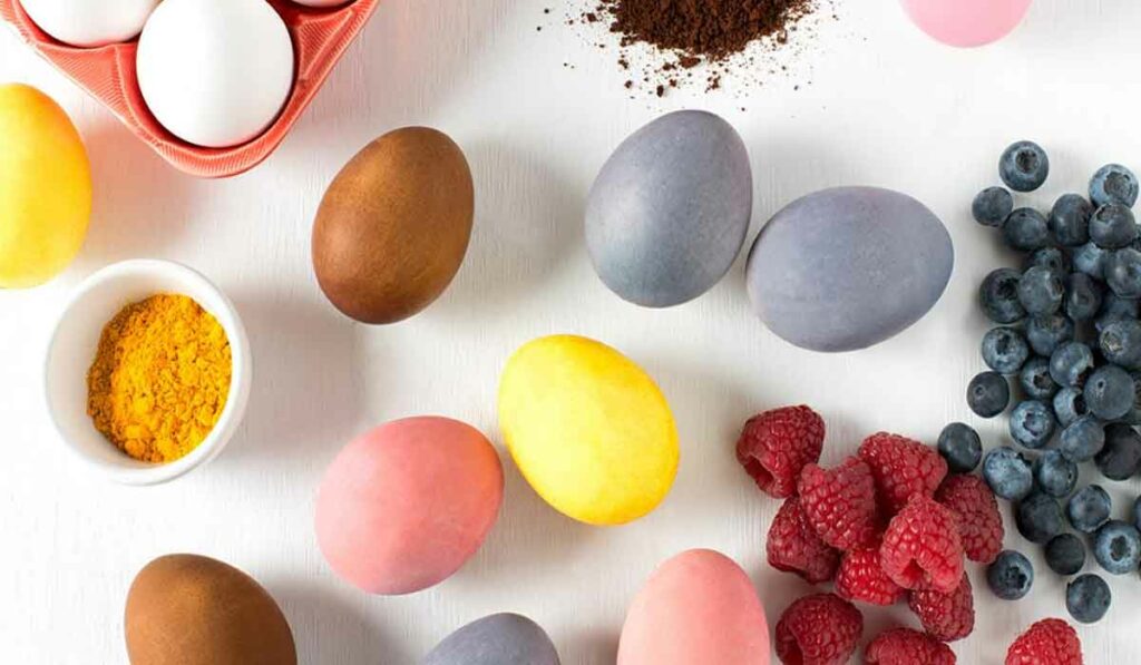 7 coloranti naturali de folosit pentru a-ti decora ouale de Paste ...
